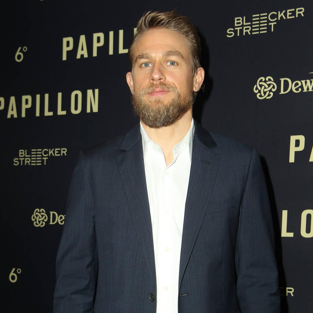 Charlie Hunnam: Yoga auf der Comic Con