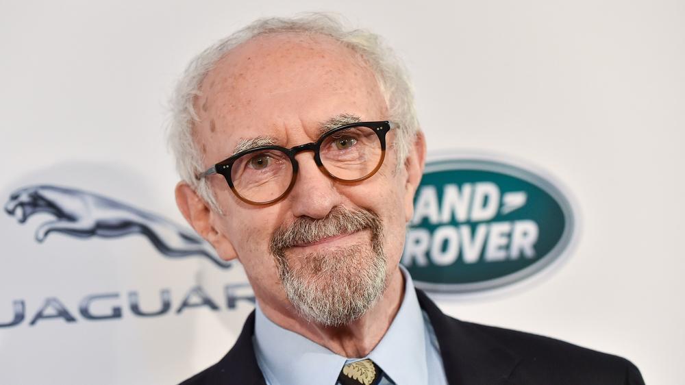 Heuert "GoT"-Star Jonathan Pryce bei "The Crown" an?