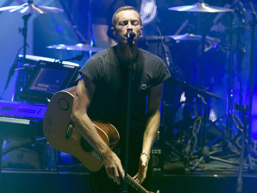 Chris Martin trocknet seine Tränen mit Musik