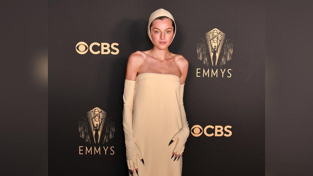 Emma Corrin mit Haube und Krallen bei den Emmy Awards