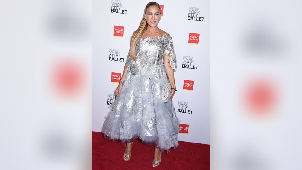 Von Kopf bis Fuß in Silber: Sarah Jessica Parker glänzt bei Gala